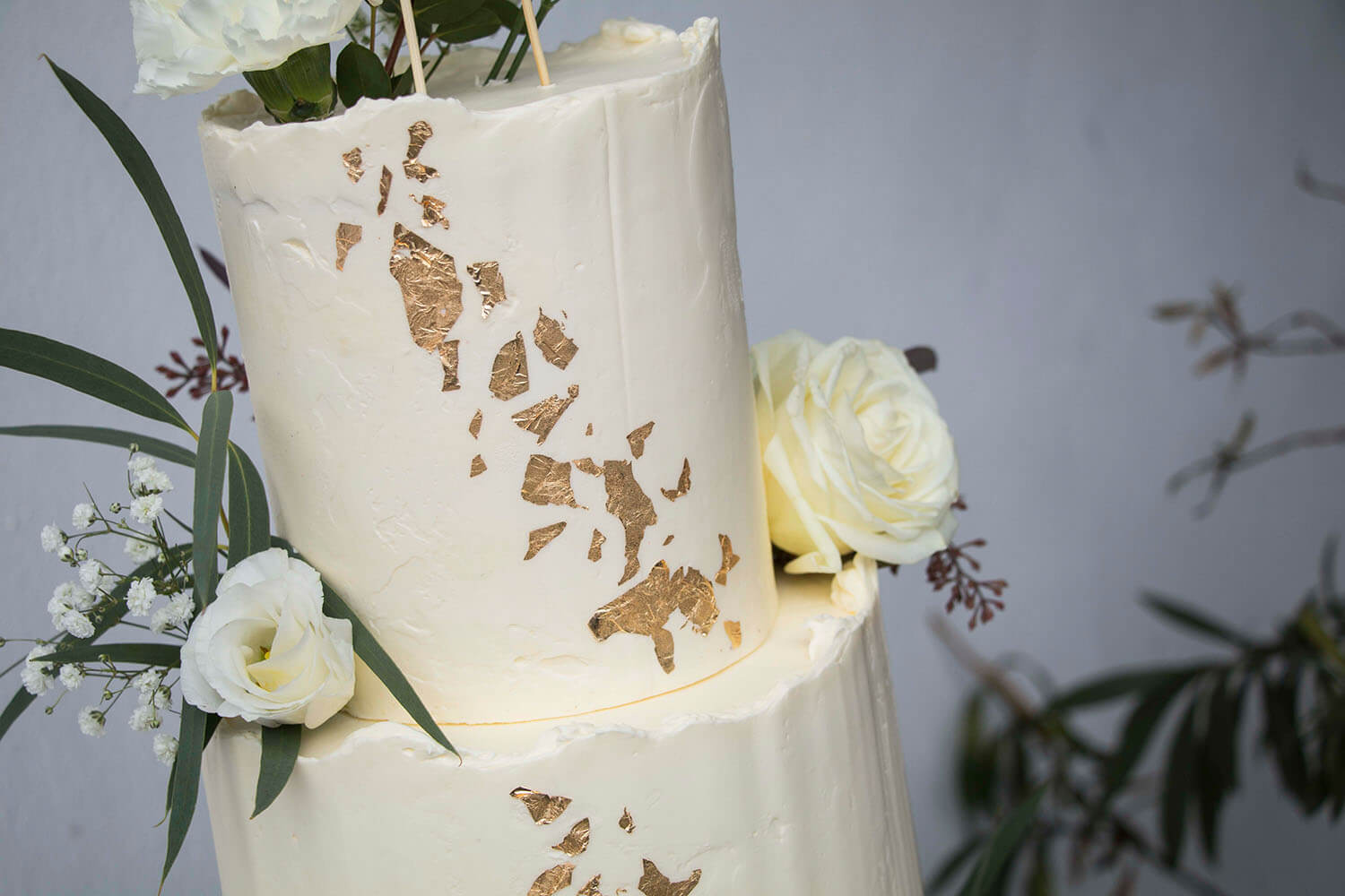 Weiß Gold Hochzeitstorte mit Cake Topper - coucoucake
